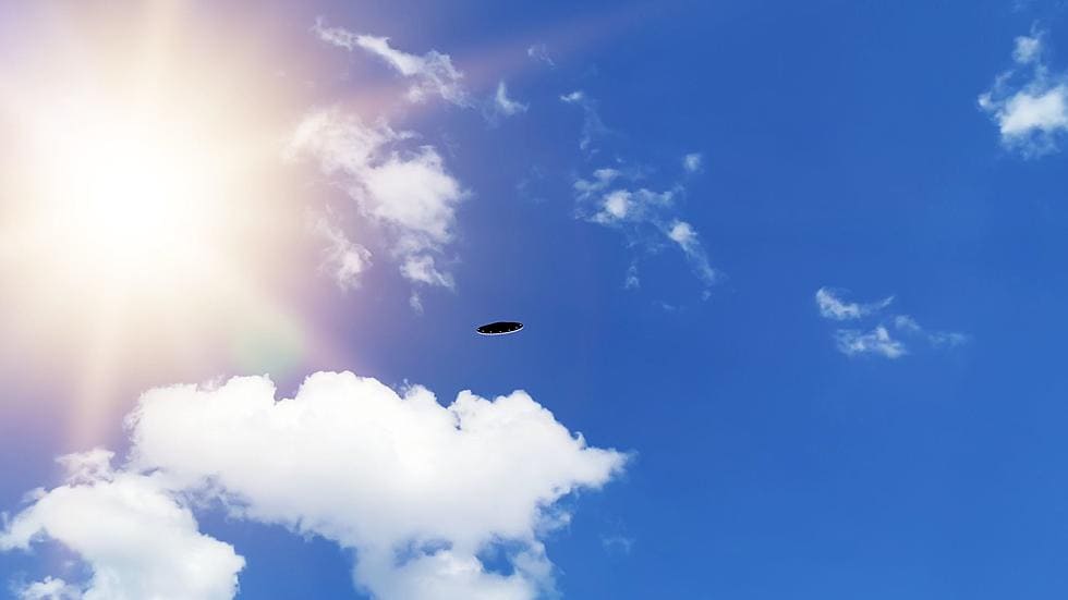 UFO Caught On Camera By Stunned Pilot - MITechNews